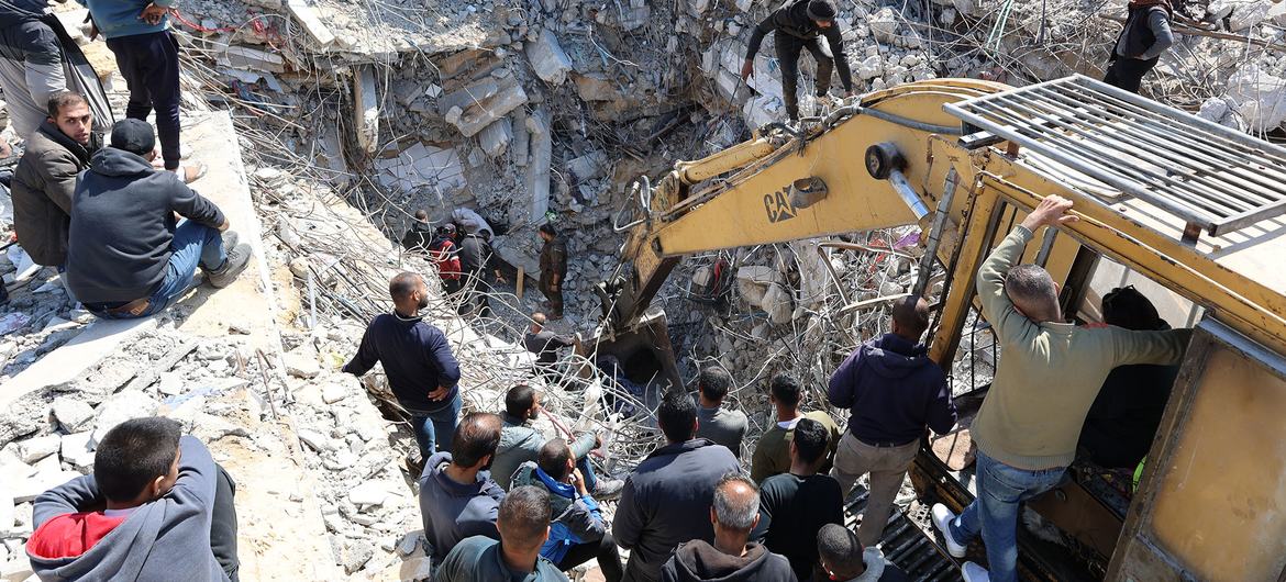 Gaza: Destruction of vital lifting gear halts search for thousands buried under rubble | UN News